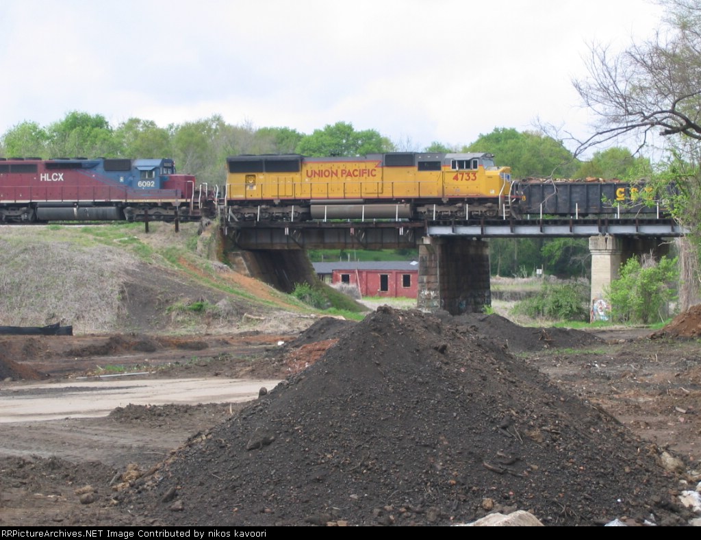 UP 4733 crosses the remains of the SOU yard